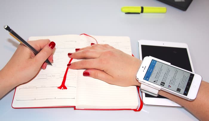 Smartlet Case Turns Your Smartphone Into a Smartwatch